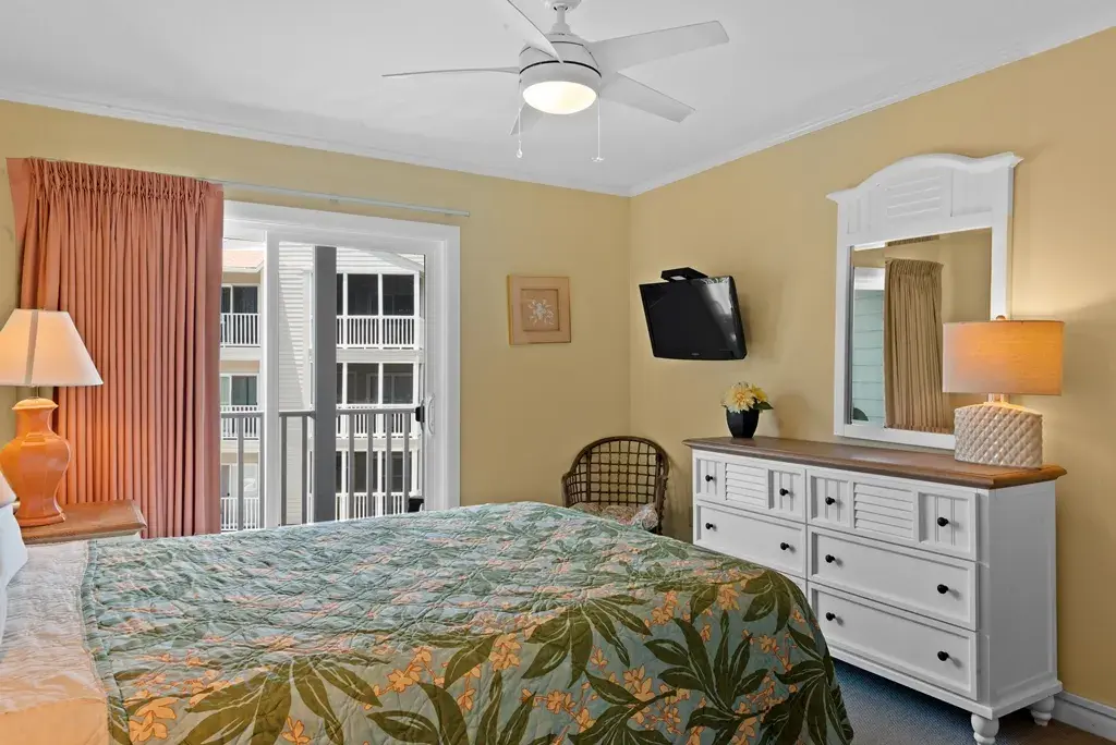 Slight Ocean View And Free Daily Activities - Charming Coastal Escape - Myrtle Beach