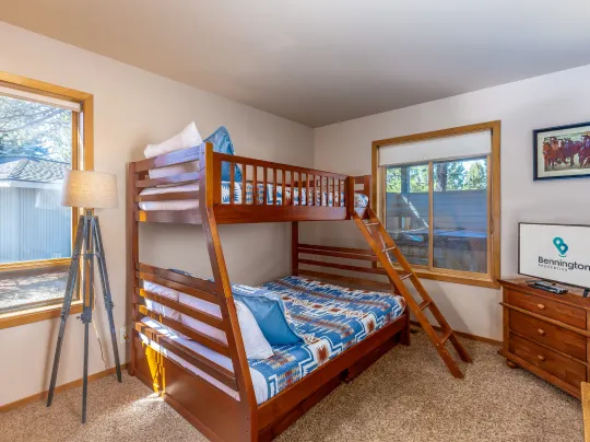 Cozy Hot Tub And Inviting Living Spaces - Charming Escape - Sunriver, OR