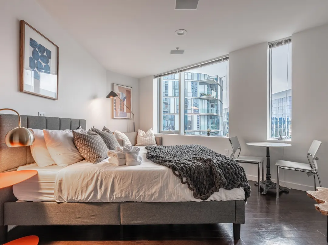 Mesmerizing City Views And Modern Amenities - Chic Urban Oasis - Bellevue, WA