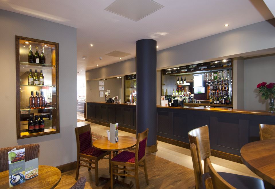 Premier Inn London Stansted Airport, Stansted Mountfitchet: Hot Deals ...