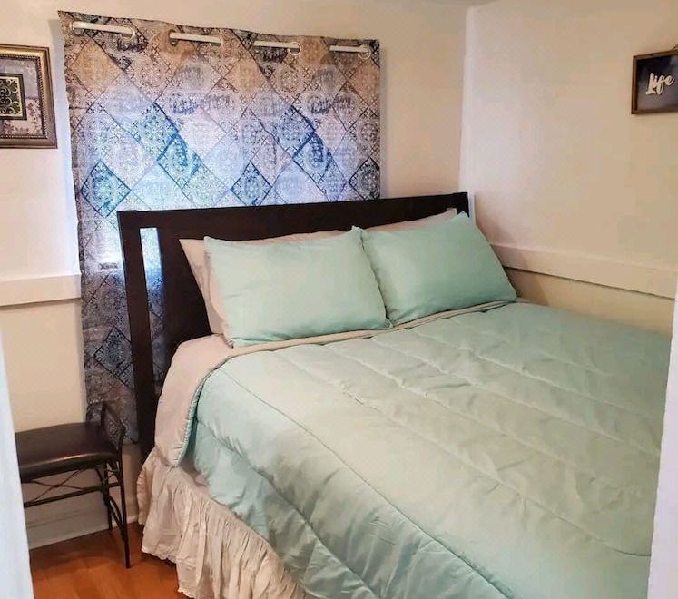 Cozy 1-Bedroom Retreat Walk to Downtown Roku Smart TVs + Wi-Fi Self ...