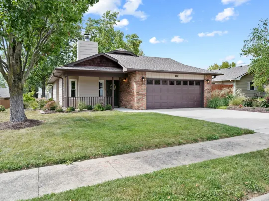 Spacious Backyard And Fully Stocked Kitchen - Inviting Getaway Retreat - Columbia, MO