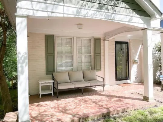 Charming Escape With Outdoor Deck And Modern Amenities - Cozy Haven - Charlotte, NC