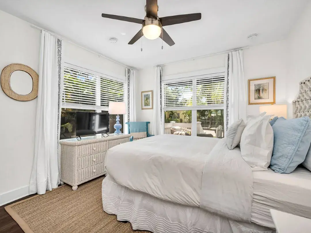 Saltwater Pool And Lush Outdoor Lounge Area - Charming Retreat - West Palm Beach, FL