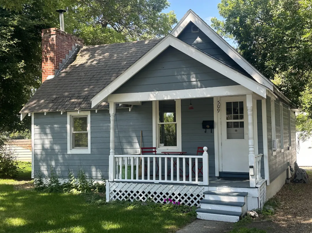 Vaulted Ceilings And Wood Burning Fireplace - Exquisite Modern Retreat - Bozeman, MT