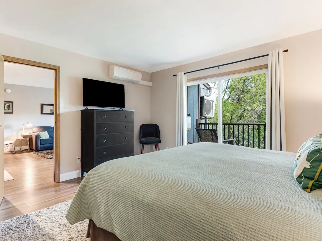 Modern Comfort With Cozy Patios And Scenic Views - Stylish Getaway - Bend, OR