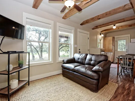 Cozy Cabin With Outdoor Patio And Grill - Charming Romantic Retreat - Wimberley, TX