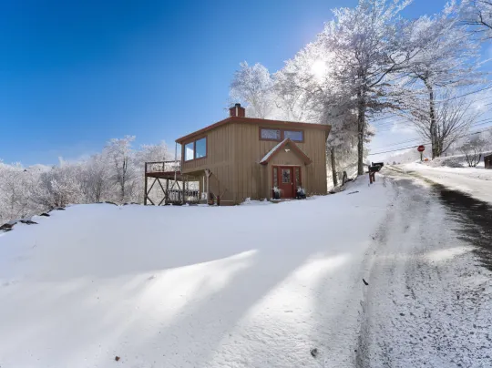 Cozy Living Spaces And Scenic Outdoor Deck - Inviting Mountain Retreat - Beech Mountain, NC