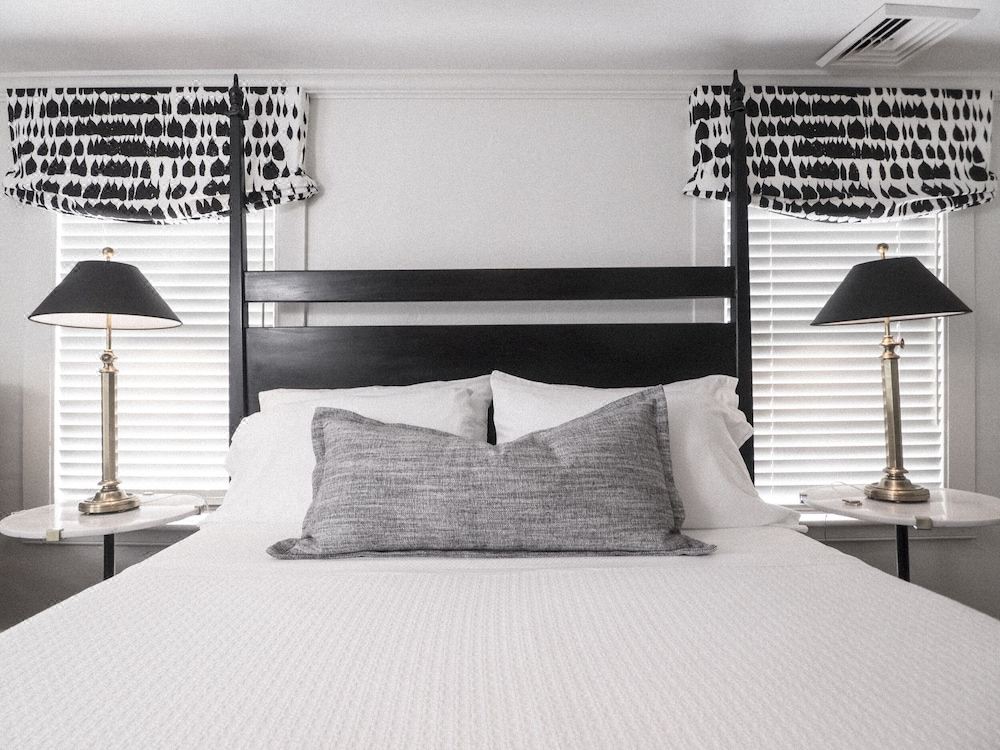James Pharmacy Bed & Breakfast - Old Lyme, CT