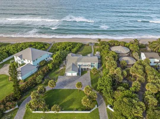 Breathtaking Ocean Views And Spacious Patios - Stunning Beachfront Retreat - Sebastián, FL