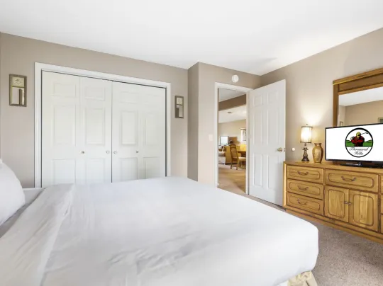 Covered Balcony And Full Kitchen With Cable Tv - Elegant Getaway - Branson, MO