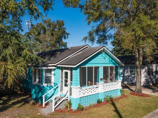 Cozy Living Room And Fully Equipped Kitchen - Stunning Retreat - Jacksonville, FL