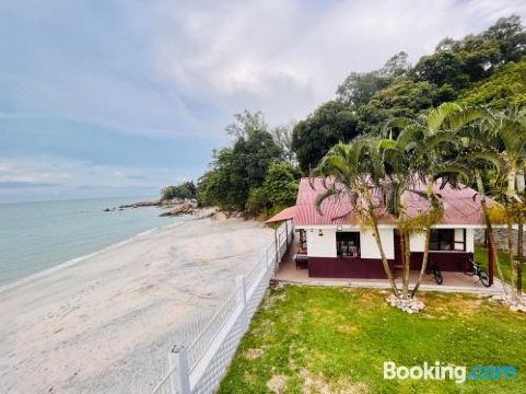 Beach-Front Mini-Chalet - Private Beach Access, KTV, Seaview Pool, BBQ ...