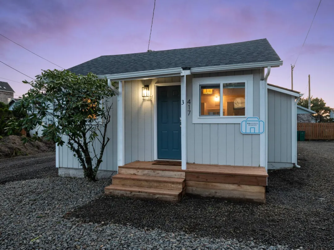 Steps To Beach And Dining Delights - Charming Coastal Escape - Rockaway Beach, OR