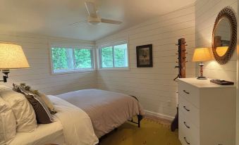 Sunset Serenity: Charming 2-bedroom cottage on picturesque Lake Ontario ...