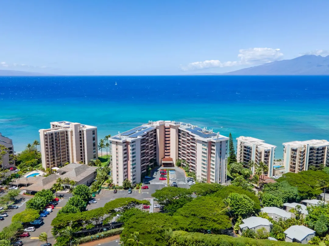 Balcony And Gourmet Kitchen With Pool Access - Elegant Oasis - Maui