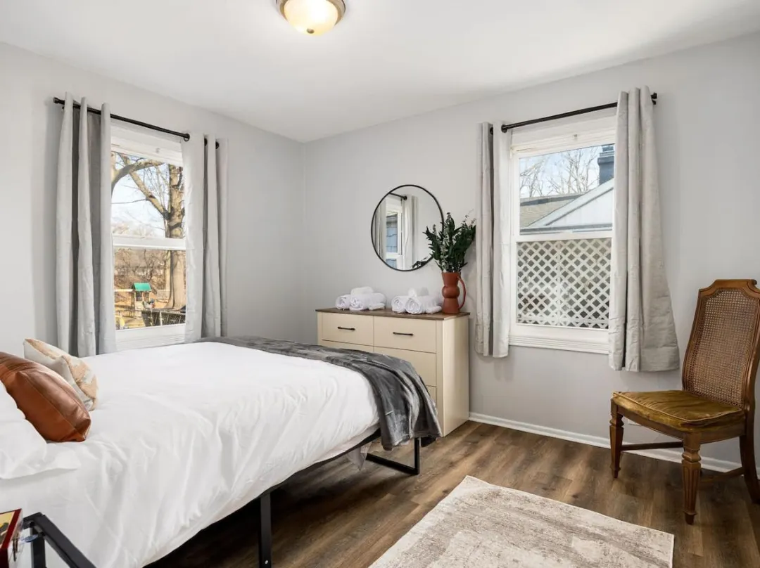 Cozy Living Room And Sheltered Patio Retreat - Charming Modern Escape - Peoria