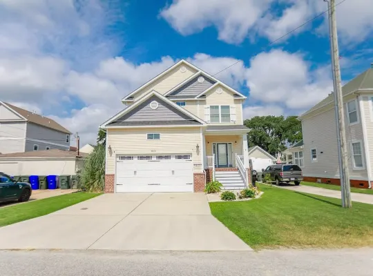 Expansive Living And Dining Spaces With Ocean View - Stylish Serene Retreat - Hampton, VA