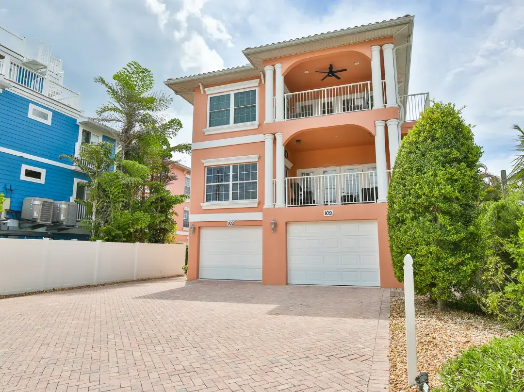 Heated Shared Pool And Covered Patio - Beautiful Coastal Retreat - Bradenton Beach, FL