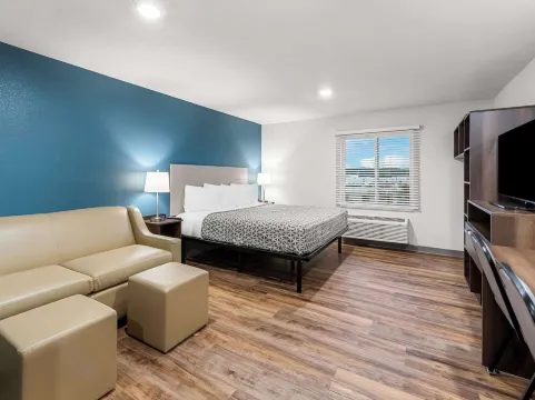 Woodspring Suites Kansas City Airport - Kansas City, MO