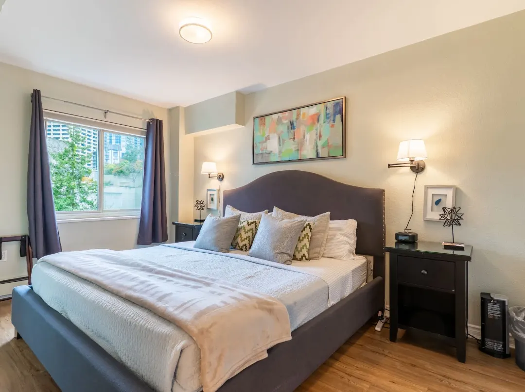 Full Kitchen And Stunning City Views - Charming Urban Retreat - Seattle, WA