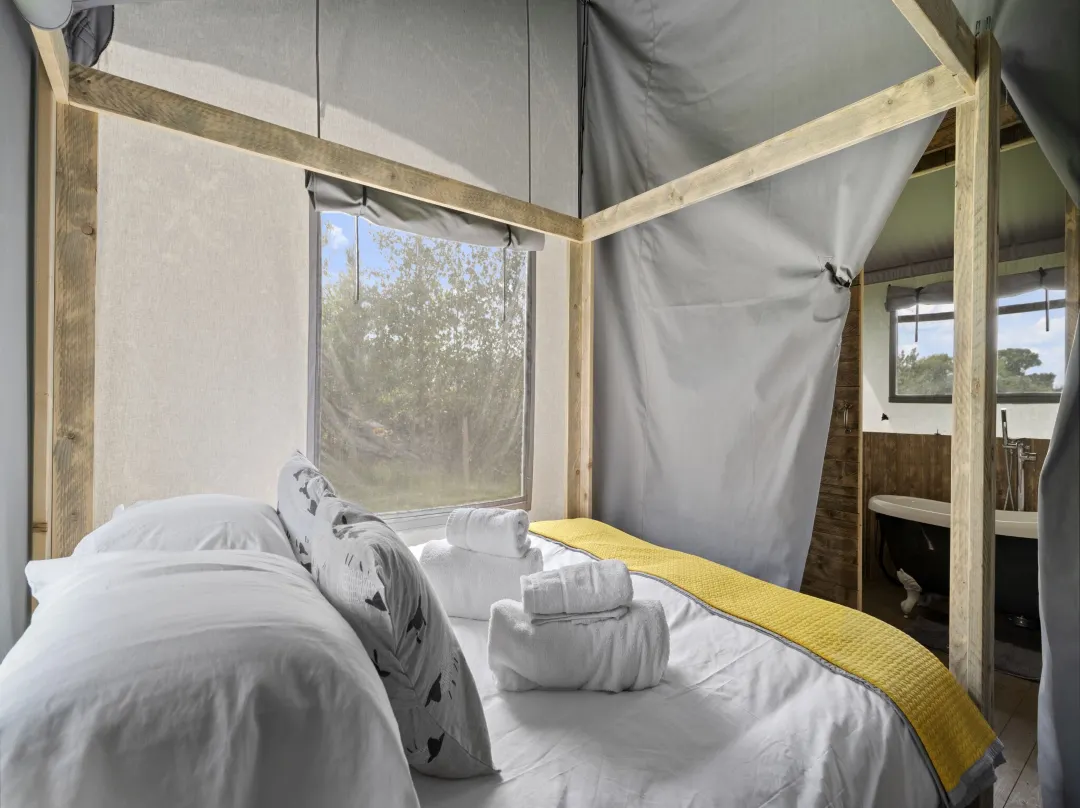 Safari Tent By Hertford Lake With Hot Tub - Hertfordshire
