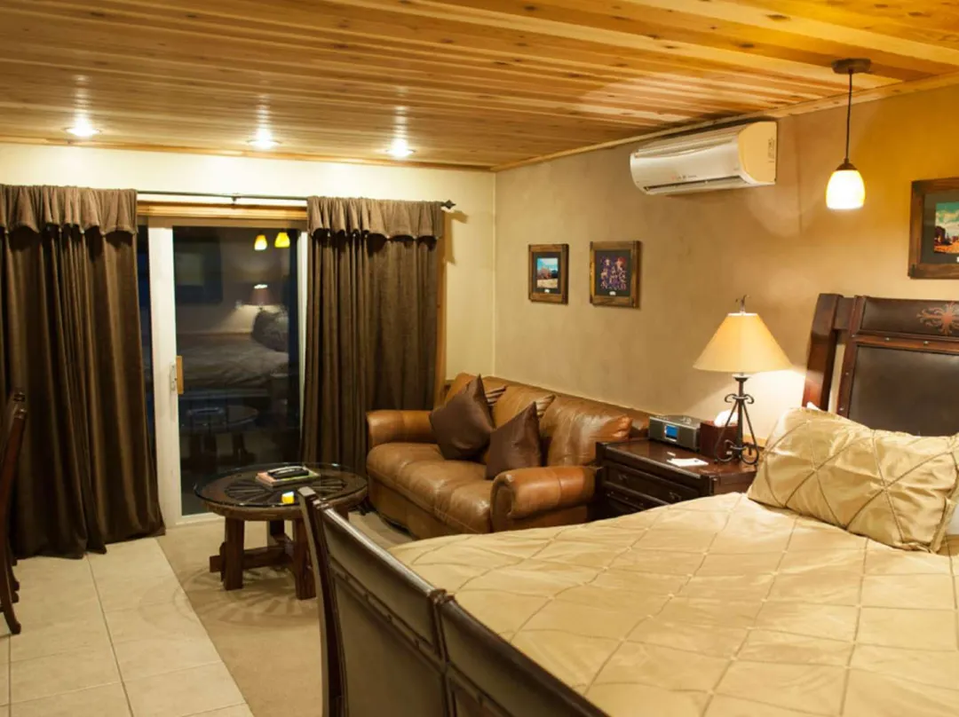 Lush Alpine Courtyard And Salt Water Hot Tub - Charming Tranquil - Park City, UT