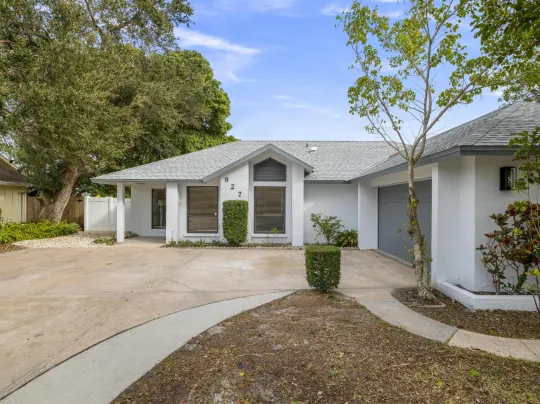 Lake View And Screened-in Pool Retreat - Elegant Tropical Oasis - Longboat Key, FL