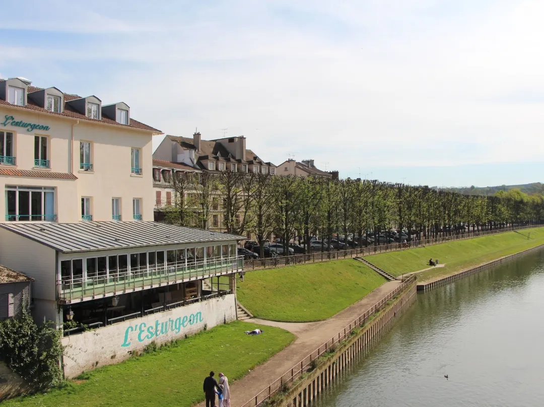 Hotel Restaurant L'esturgeon. - Triel-sur-Seine