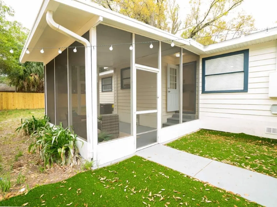 Charming Kitchen And Backyard Oasis - Stylish Family Haven - Tampa, FL