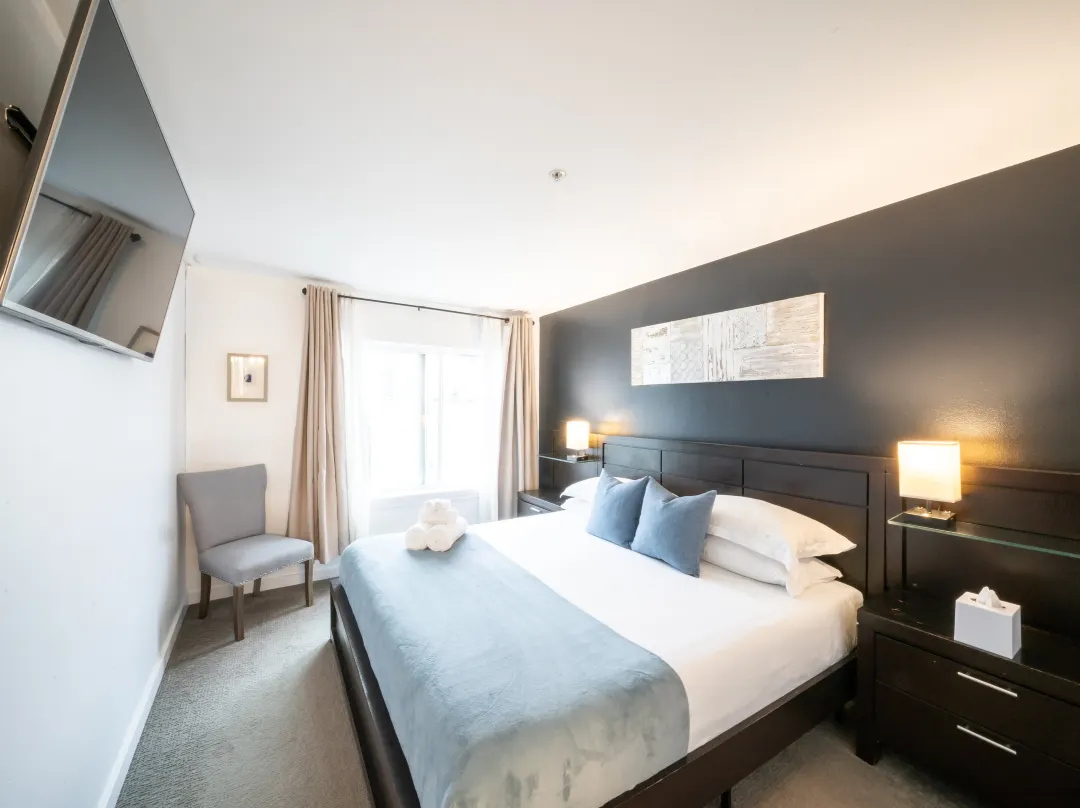 Stunning Bay Views And Spacious Two-level Design - Stylish Urban Retreat - Seattle, WA