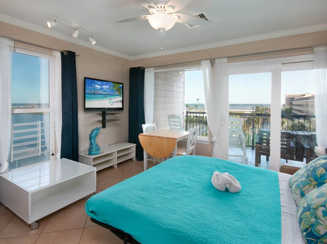 Dolphin Theme And Resort Pools - Luxurious Coastal Haven - Galveston, TX