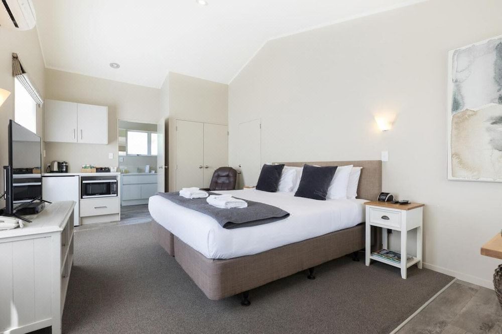 Colonial Court Motor Inn - 