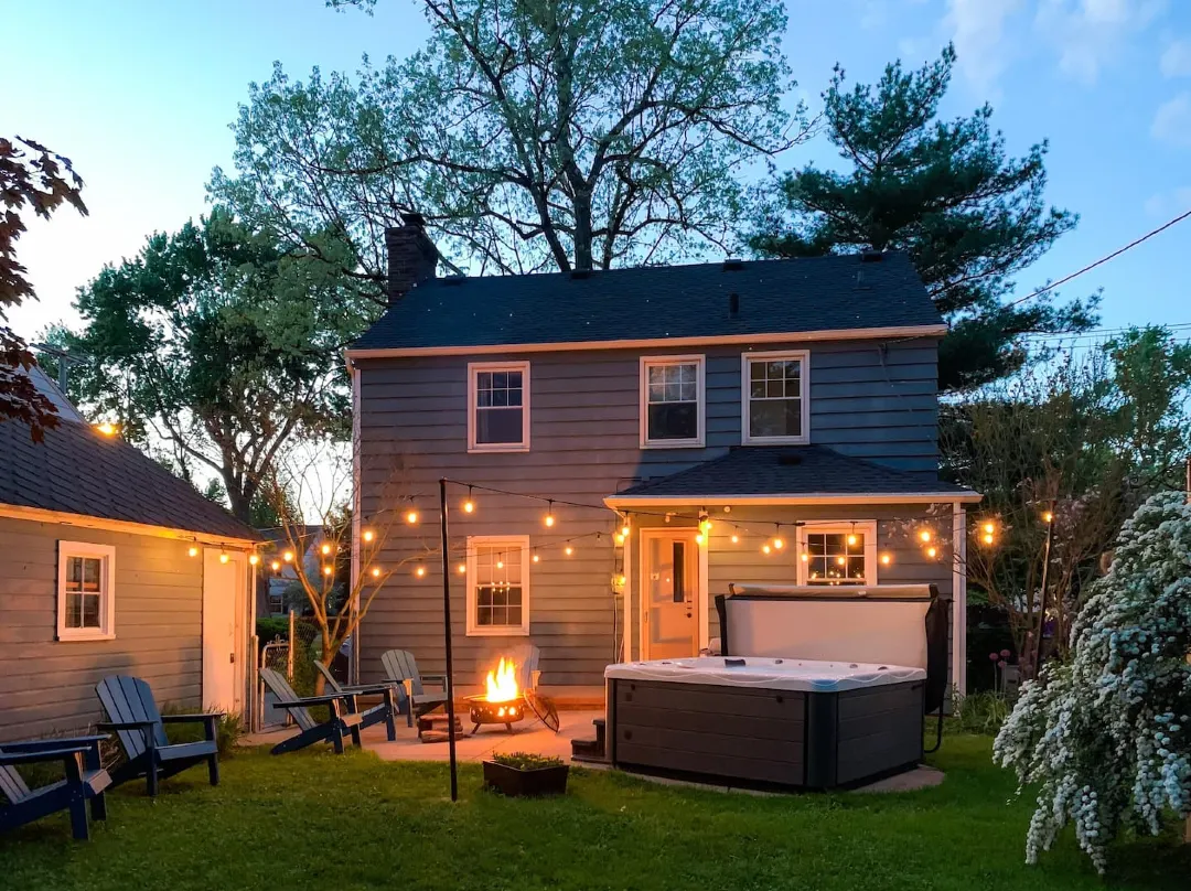 Cozy Backyard Oasis With Hot Tub And Indoor Playground - Charming Retreat - South Bend, IN