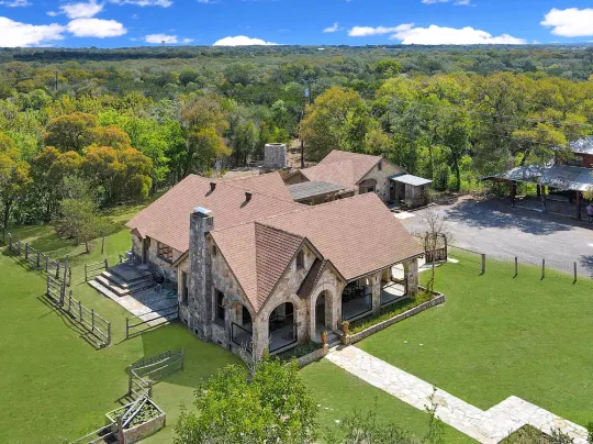 Cozy Interior And Beautiful Outdoor Space - Charming Retro Escape - Dripping Springs
