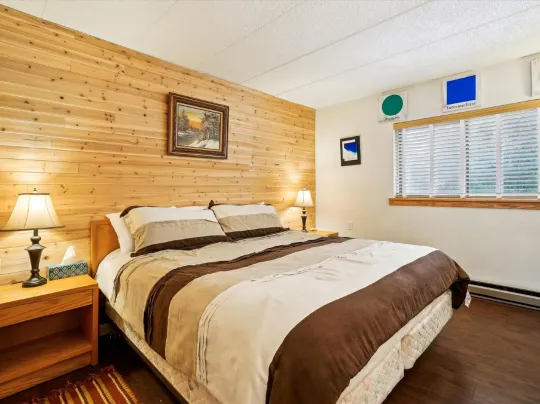 Fireplace And Balcony Access - Spacious Mountain Retreat - Rutland, VT