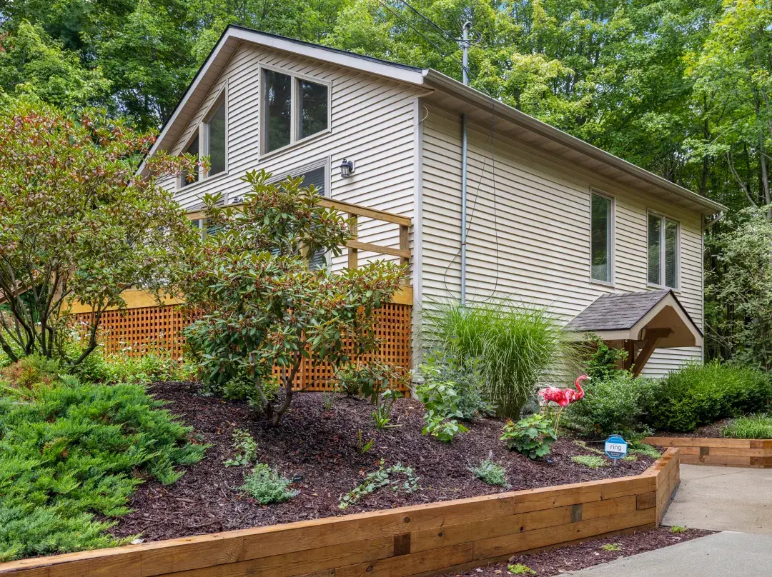 Luxurious Home With Stunning Furnishings And Serene Outdoor Oasis - Elegant Retreat - Saugatuck, MI