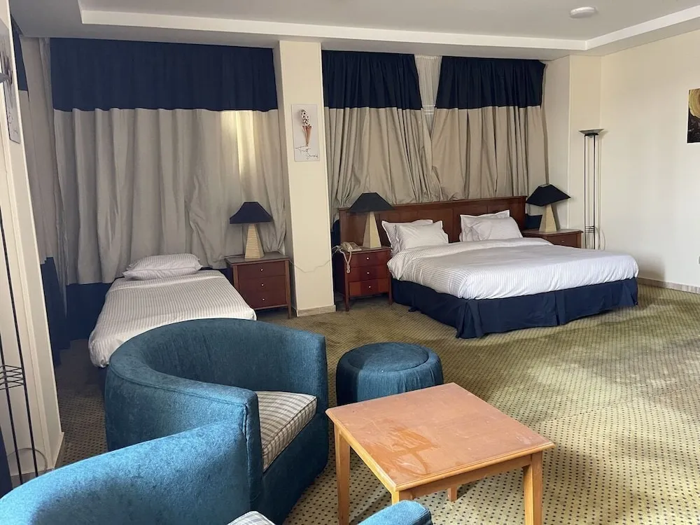 Al Fouad Palace And Grand Pyramids View - Gizeh