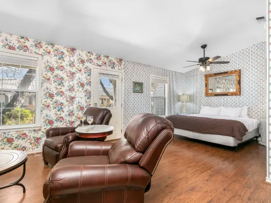 Luxurious Retreat - Tranquil Pool Access & Designer Linens - Fredericksburg, TX