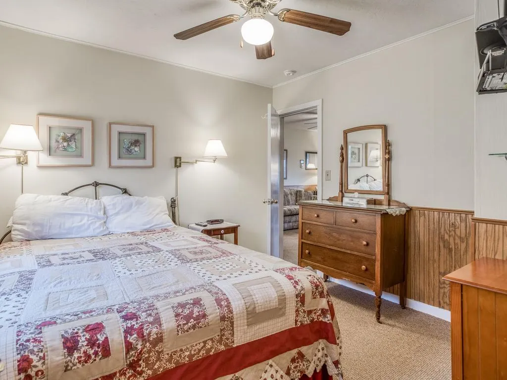 Full Kitchen And Outdoor Picnic Areas - Charming Coastal Haven - Depoe Bay, OR