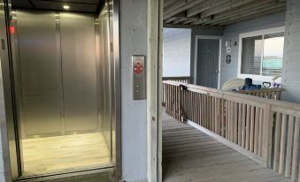 Expansive Ocean View: Private Balcony, Pool, Elevator & Executive ...