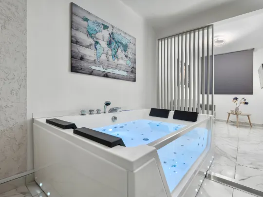 Premium Jacuzzi Suite At The City Center - Thessaloniki
