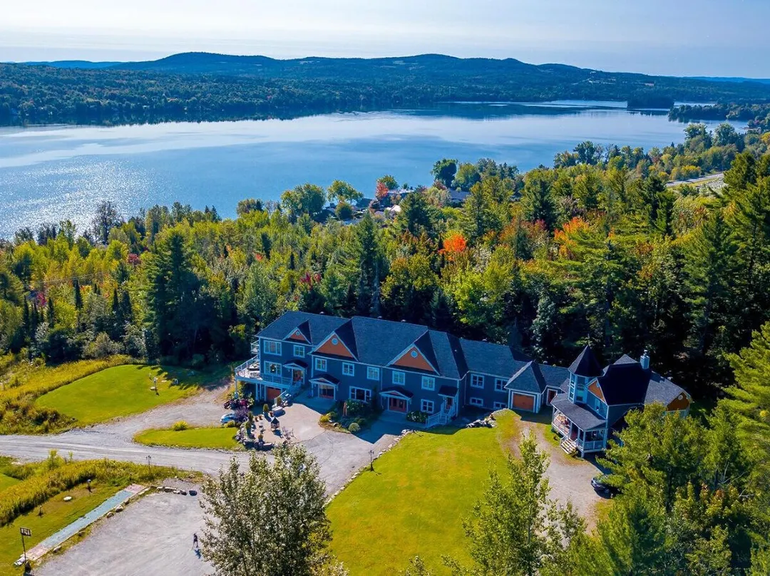 Au Sommet Du Lac Magog - Magog