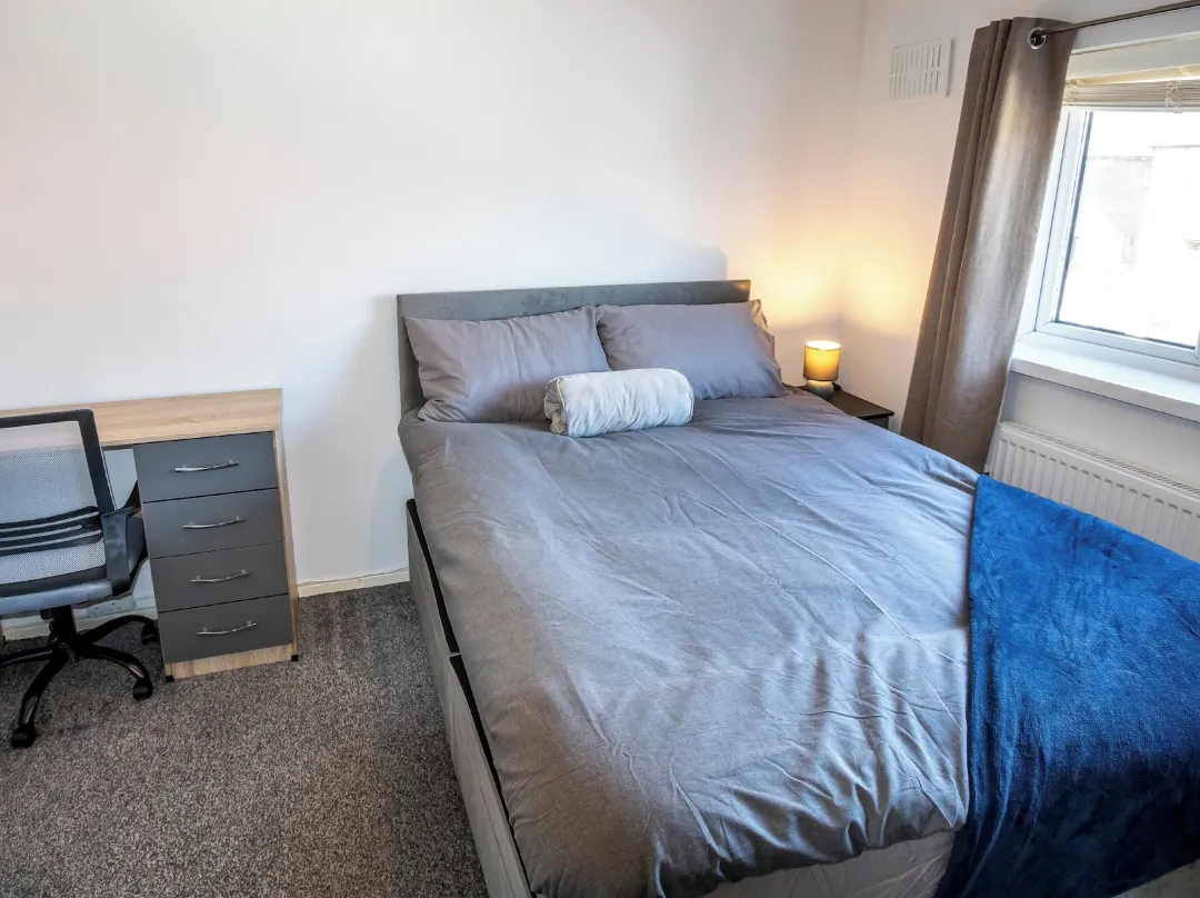 3 Bed Home - Sleeps 8 - Stoke City Fc - Parking - Stoke-on-Trent
