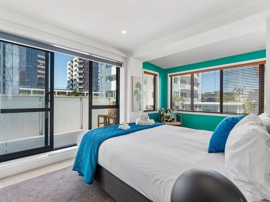 6 On Adams - Bay of Plenty