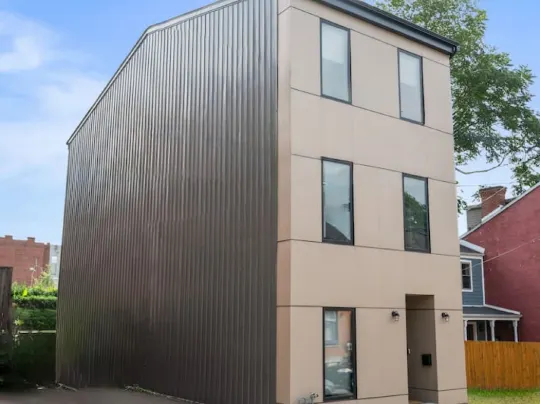 Luxurious Stay With Smart Amenities - Charming Urban Oasis - Pittsburgh, PA