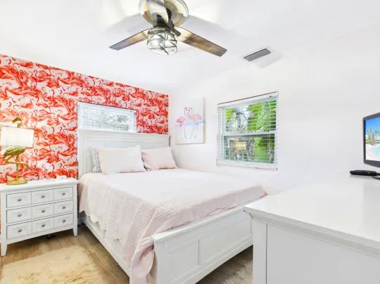 Private Fenced Backyard And Fast Wifi - Charming Retreat - Clearwater, FL