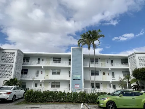 Bayview Regency Apartments By Lowkl - Wilton Manors, FL