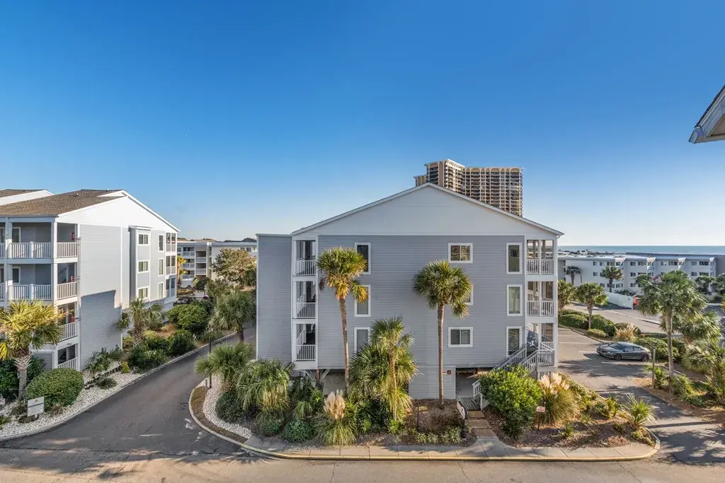 Spacious Retreat With Screened-in Porch And Full Kitchen - Bright Oasis - Myrtle Beach, SC