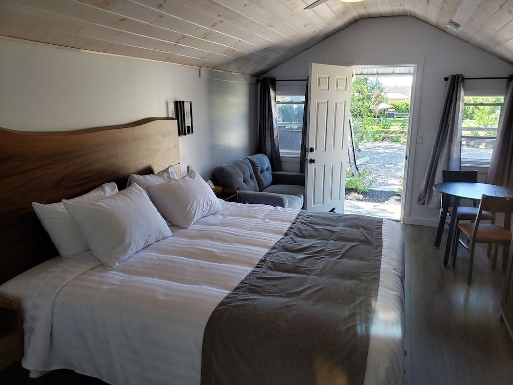 Adventure The Bruce Inn - Recently Renovated With Outdoor Hot Tub - Tobermory